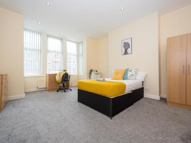 10 Manor Terrace, Hyde Park, Leeds. 8 bed terraced house to rent £3,432 pcm £792 pw