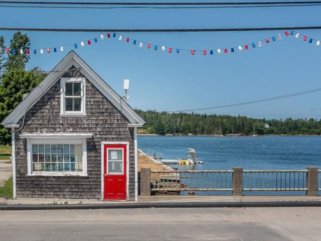 10 Main St, Vinalhaven, ME 04863