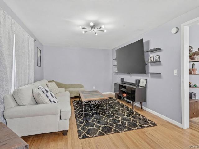 10 Maple Avenue N