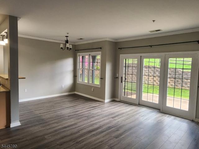 10 Maple Cres # 13