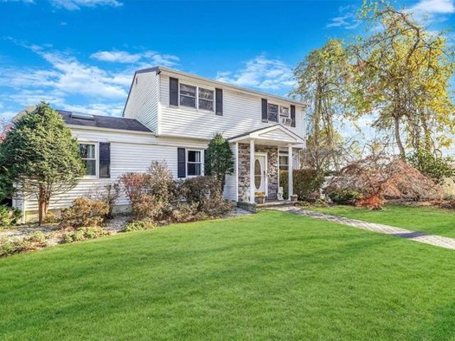 10 Marchant Dr, Saint James, NY 11780