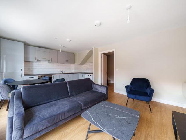 10 Market Street Newbury RG14 3 bed apartment to rent £2,010 pcm £464 pw