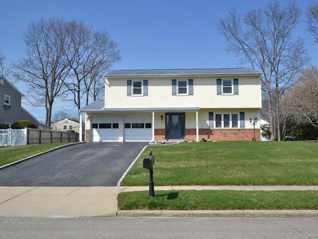 10 Maureen Dr, Hauppauge, NY 11788