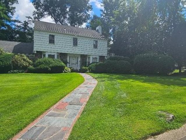 10 Meadow Woods Rd, Great Neck, NY 11020