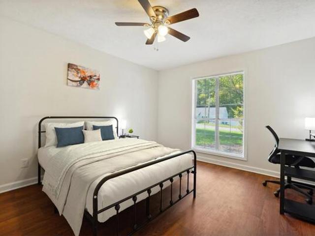 10 MINUTES TO THE AIRPORT, ‍5 MINUTE WALK TO PUBLIC TRANSIT, FREE HIGH SPEED WIFI, SMART LOCK SECURED ROOMS, CLEANING SERVICES INCLUDED, PRIVATE PARKING AVAILABLE, RENOVATED, 5 MINUTE WALK TO RESTAURANTS & STORES