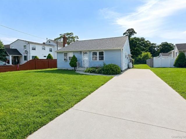 10 Midwood Pl, Farmingville, NY 11738