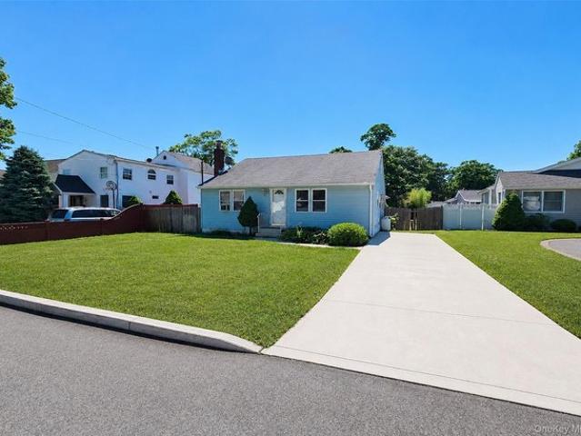 10 Midwood Pl, Farmingville, NY 11738