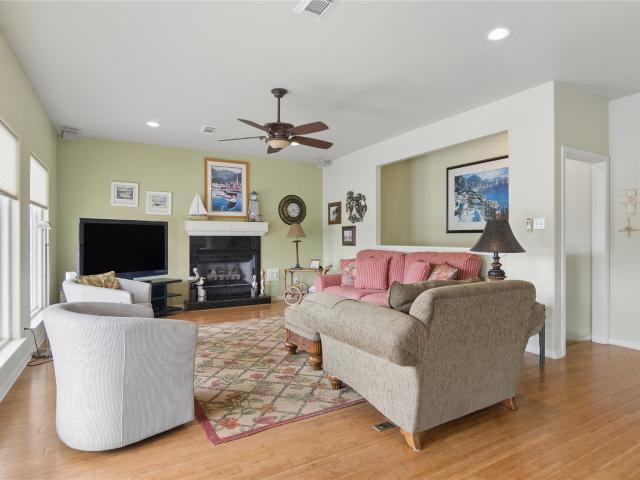 10 N Flamingo Street