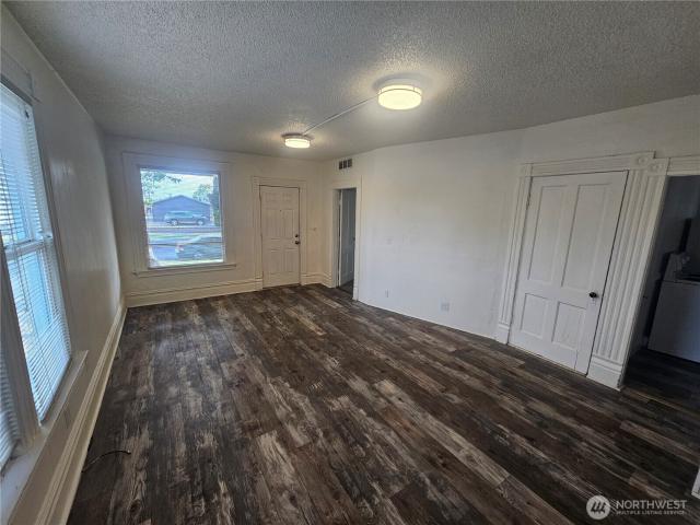 10 N Touchet Street
