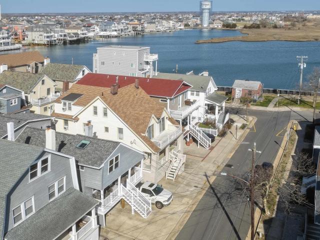10 N Victoria Ave