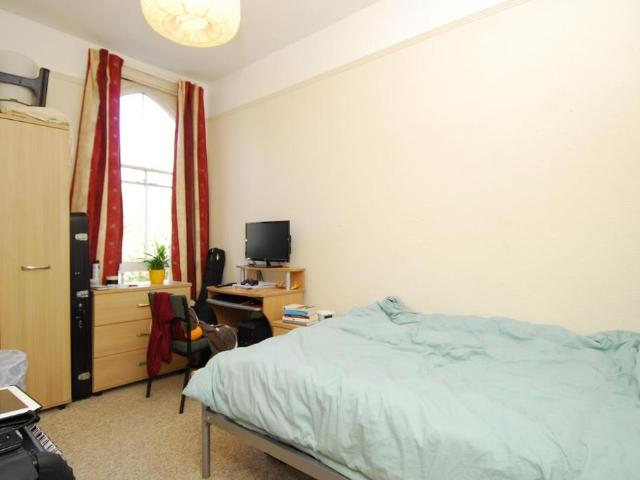 10 Napier Terrace, Plymouth PL4 2 bed flat to rent £1,387 pcm £320 pw
