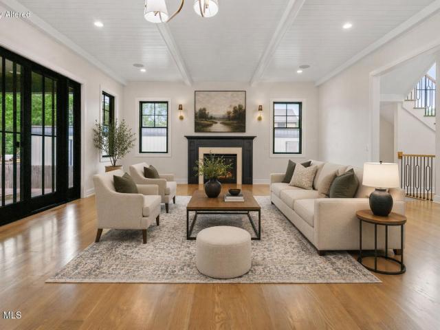 10 Nicole Avenue