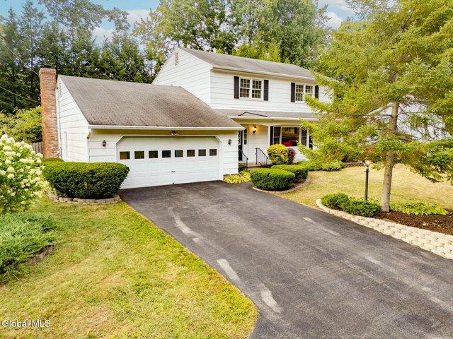 10 Oakwood Dr, Queensbury, NY 12804