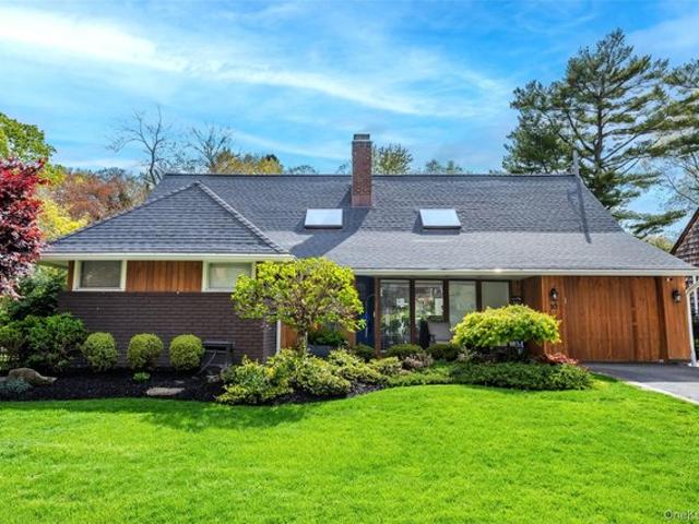 10 Oak Brook Ln, Merrick, NY 11566