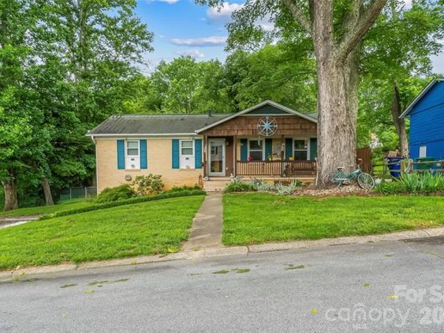 10 Oak Leaf Ln, Arden, NC 28704