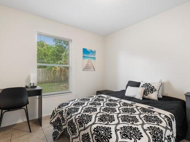 10% OFF FOR 6 WEEKS * Popular 5 Bedroom Tampa House with Modern Kitchen. Includes Laundry, Closets, Desks and Mini Fridges in Each Room! Beautiful, Comfortable and Convenient Location