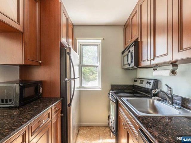 10 Palisade Avenue # 2C