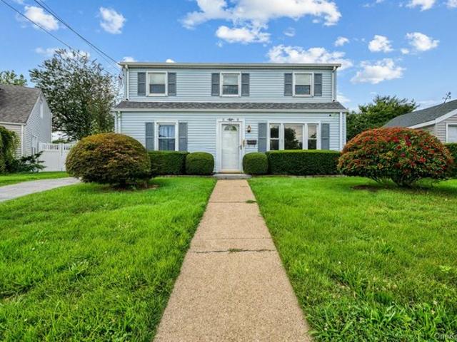 10 Park Ct, Farmingdale, NY 11735