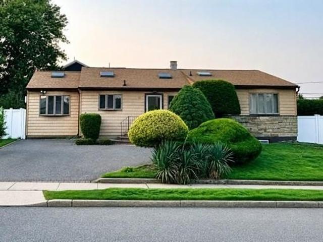 10 Peter Ln, Plainview, NY 11803
