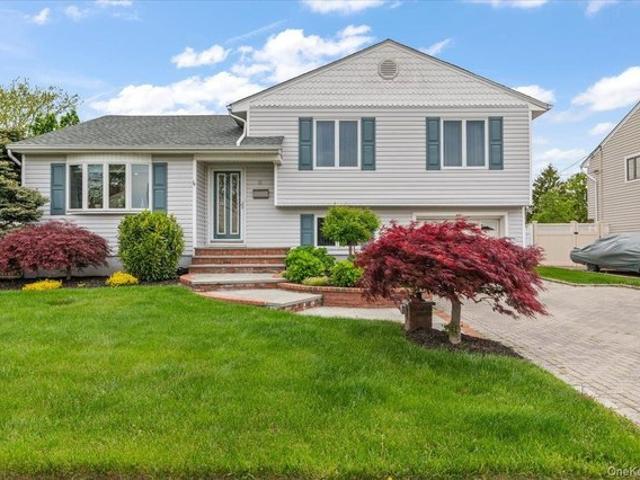 10 Peter Rd, Hicksville, NY 11801