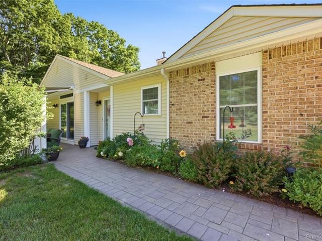 10 Pheasant Trl, Coram, NY 11727