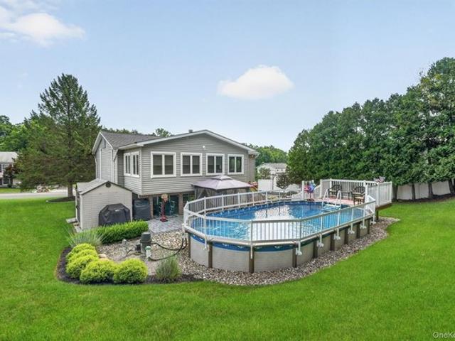 10 Pine Dr, Stony Point, NY 10980