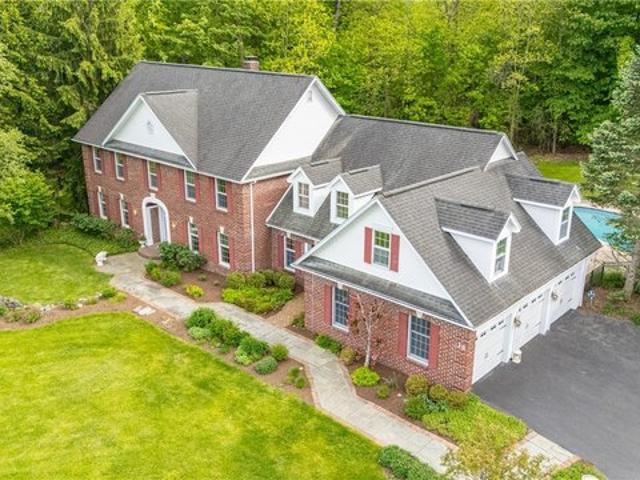 10 Ponds Edge Way, Pittsford, NY 14534