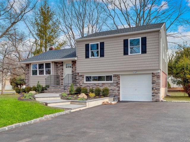 10 Poet Ln, Greenlawn, NY 11740