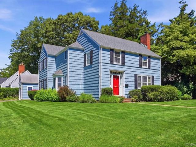 10 Polly Ln, Glen Head, NY 11545