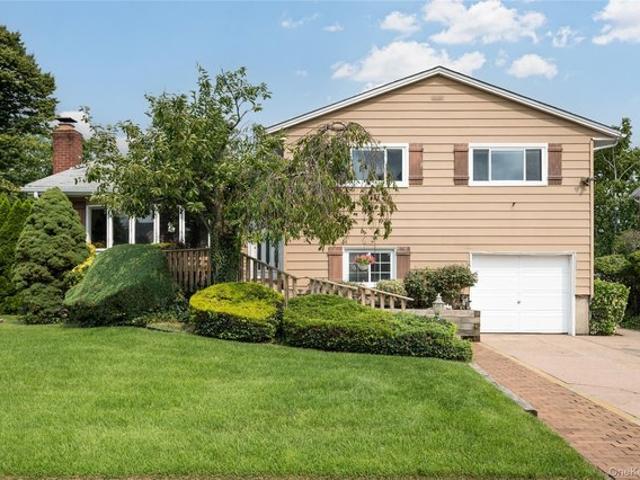 10 Primrose Ave, Hicksville, NY 11801
