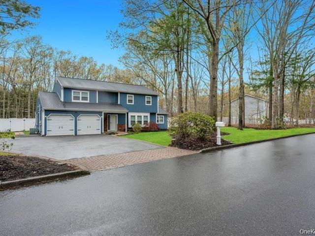 10 Ramblewood Rd, Ridge, NY 11961