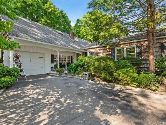 10 Rancher Pl, Huntington, NY 11743