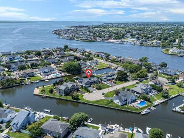 10 Raeburn Ct, Babylon, NY 11702