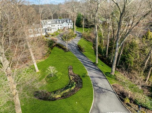 10 Redmond Ln, Oyster Bay, NY 11771