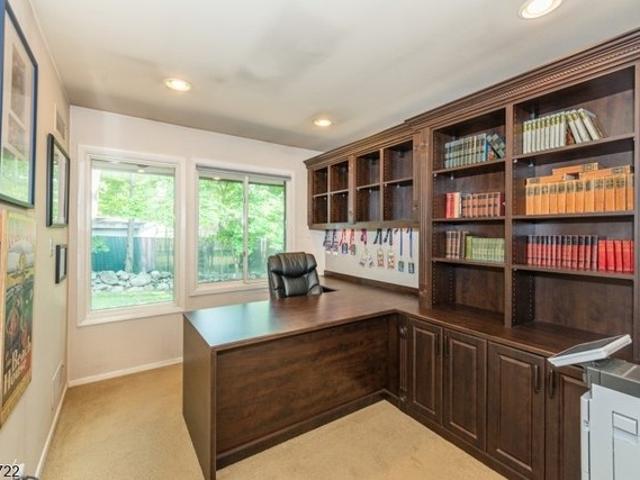 10 Reed Ct, Wayne, NJ 07470