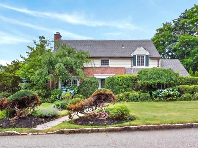 10 Ridge Dr, Port Washington, NY 11050