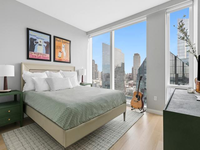 10 Riverside Boulevard, Unit 32D