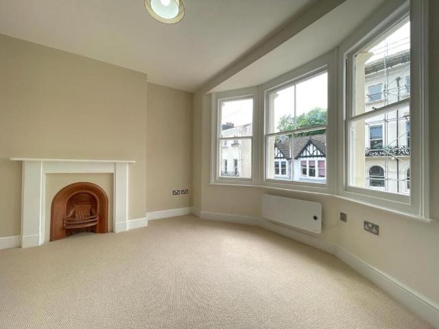 10 Roundhill Crescent, East Sussex BN2 1 bed semi detached house to rent £1,390 pcm £321 pw