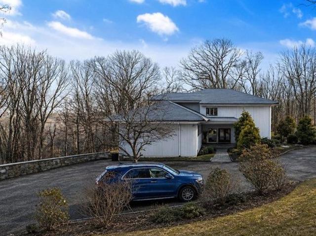 10 Rustling Ln, Bedford, NY 10506