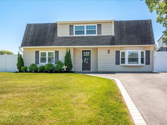 10 Rutgers Rd, Farmingville, NY 11738