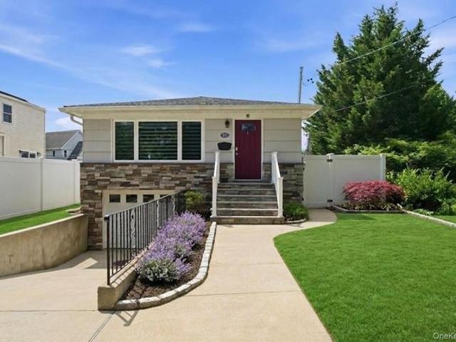 10 S Merrick Rd, Massapequa, NY 11758
