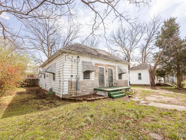 10 S Washington St, Lenzburg, IL 62255 | Compass