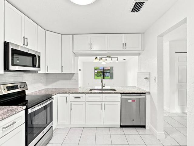 10 Seneca Ct, Royal Palm Beach, FL 33411