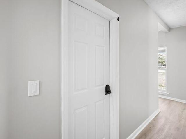 10 SECOND Walk to Bus Stop Smart TVs Mini Fridges 8 Min Walk to Dollar General Newly Renovated Home