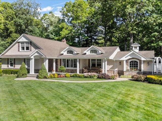 10 Serene Ct, Dix Hills, NY 11746