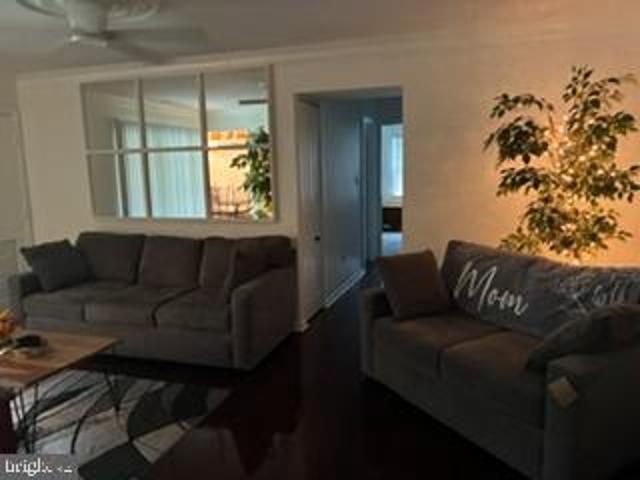 10 Shaftsbury Court # 10