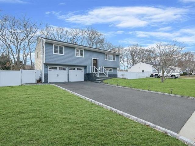10 Shenandoah Blvd, Port Jefferson Station, NY 11776