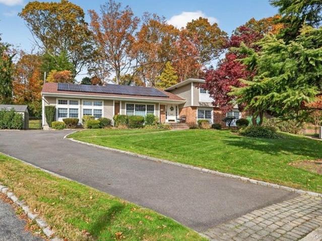 10 Sorgi Ct, Plainview, NY 11803