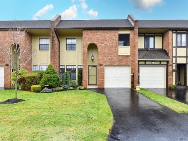 10 Southgate Cir, Massapequa Park, NY 11762