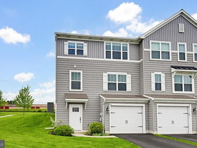 10 Southside Dr, Willow Street, PA 17584